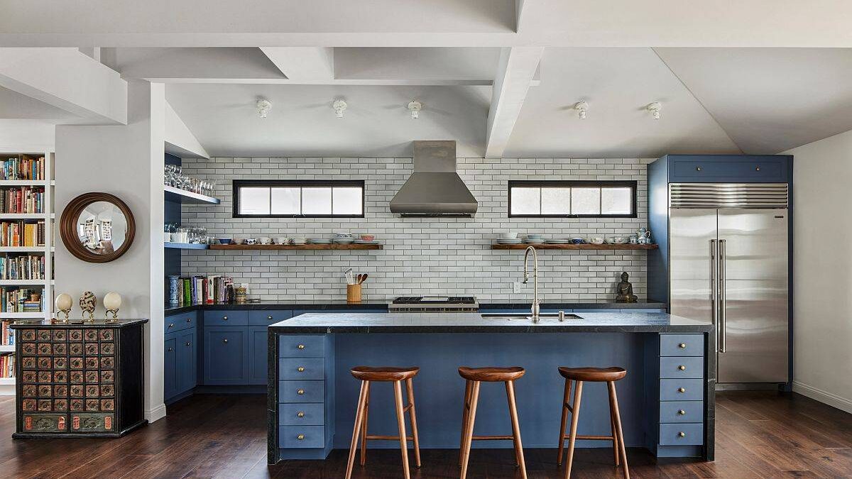 No upper cabinets store